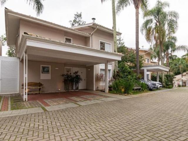Excelente casa em condomínio para venda com 3 quartos, sendo 1 suíte, 240m²