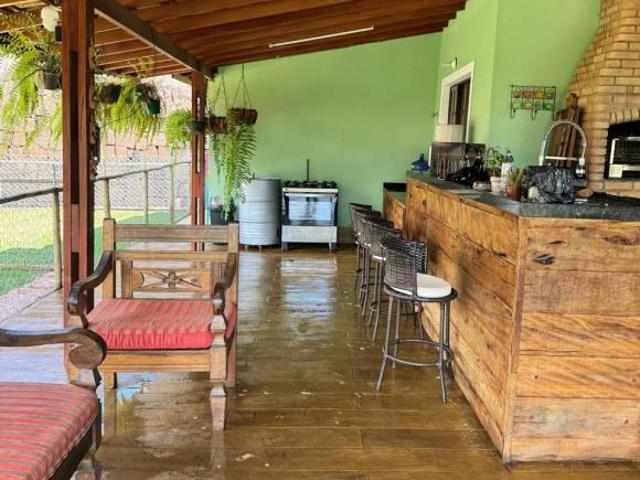 Versátil casa em condomínio para venda com 4 quartos, sendo 3 suítes, 348m²