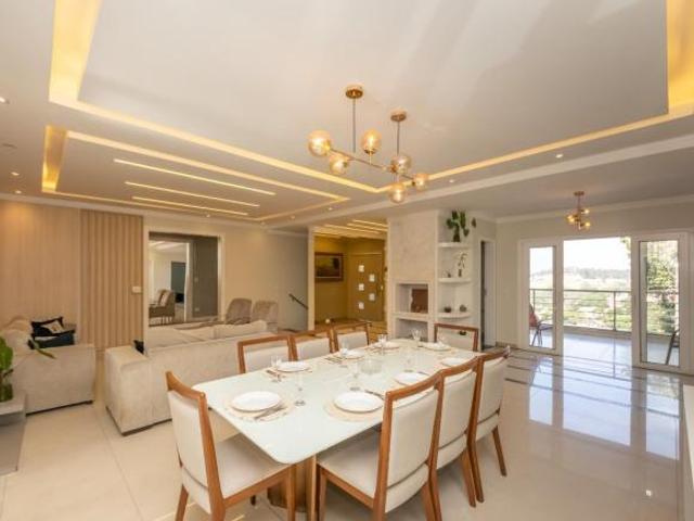 Versátil casa em condomínio para venda com 4 quartos, 433m²