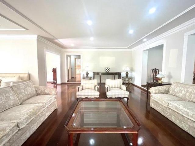 Elegante casa em condomínio para venda com 5 quartos, sendo 3 suítes, 730m²