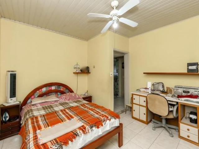 Versátil casa para venda em Chora Menino com 8 quartos, sendo 2 suítes, 104m²