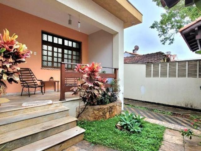 Elegante casa para venda em Barcelona com 3 quartos, sendo 3 suítes, 306m²