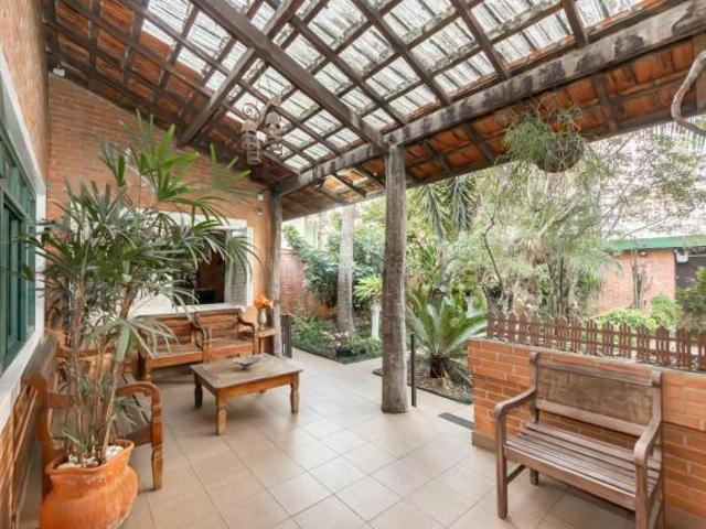 Confortável casa para venda em Vila Guarani Z Sul com 4 quartos, sendo 1 suíte, 350m²