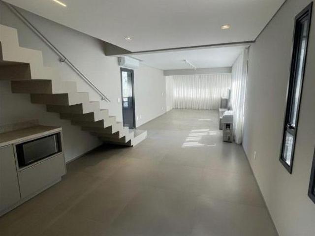 Atraente duplex para venda em Jardins com 2 quartos, sendo 2 suítes, 197m²