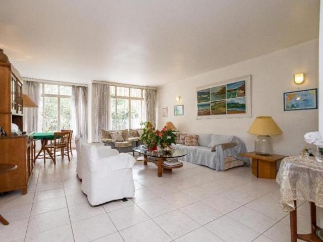 Confortável sobrado para venda em Vila Madalena com 5 quartos, sendo 2 suítes, 256m²