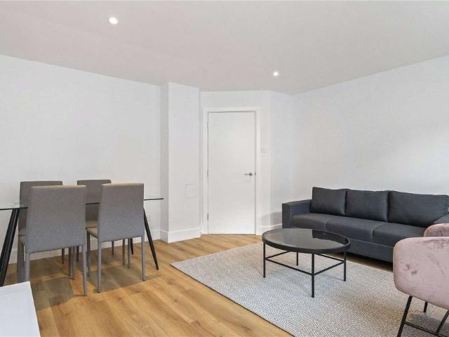 Versatile one bedroom penthouse apartment providing a guest bedroom/study and private terrace with City views