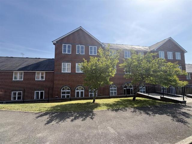 Vestry Close, Andover 2 bed flat to rent £1,050 pcm £242 pw