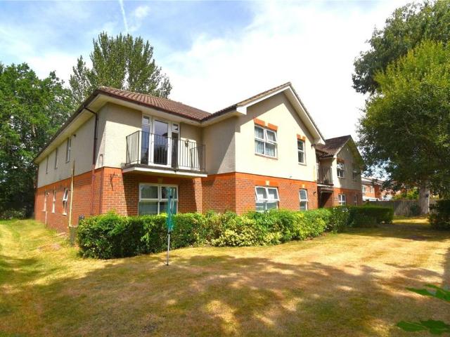 Vesey Close, Hampshire GU14 2 bed maisonette to rent £1,395 pcm £322 pw