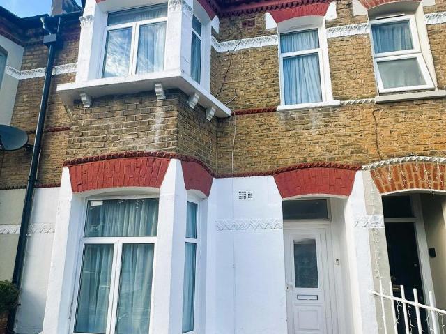 Vespan Road, Shepherd’s Bush W12 4 bed terraced house to rent £3,850 pcm £888 pw