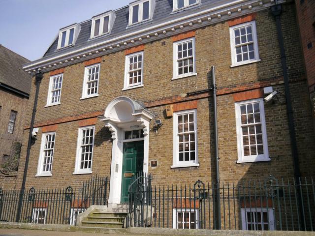 Vey nice twin ensuite bedroom a short walk from London South Bank University Has a Room