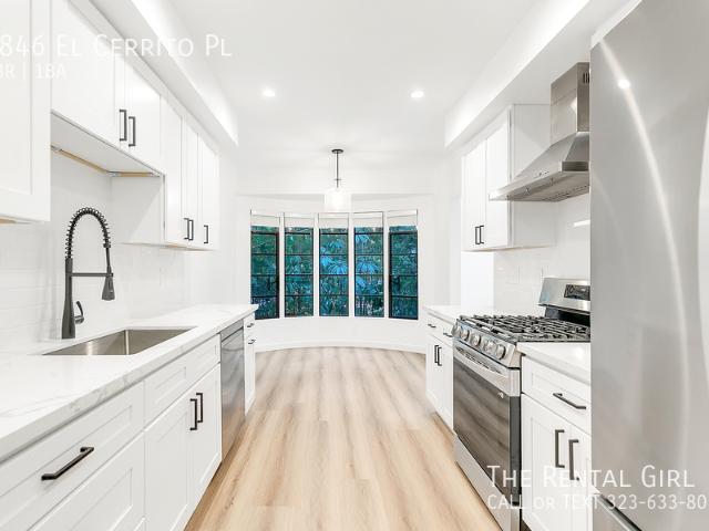 VINTAGE CHARM W/ NEW MODERN FLAIR: SPACIOUS HOLLYWOOD HILLS 2BR/1BA APARTMENT W/ TANDEM PARKING