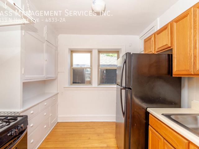 Vintage Ravenswood 1 Bed, Heat Included, Cats OK, Laundry in Buiding