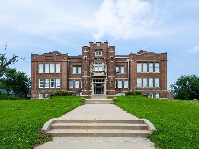 Vinton School Apartments 2 Bedroom Apartment for Rent at 2120 Deer Park Blvd, Omaha, NE 68108 Deer Park