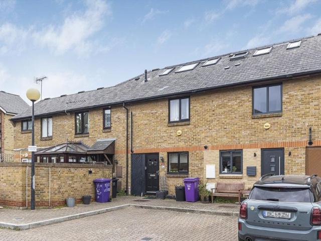 Vinegar Street, London E1W 3 bed house to rent £3,300 pcm £762 pw