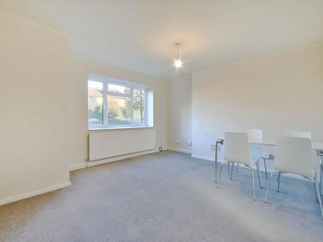 Vines Avenue, Finchley Central. 2 bed flat to rent £1,750 pcm £404 pw