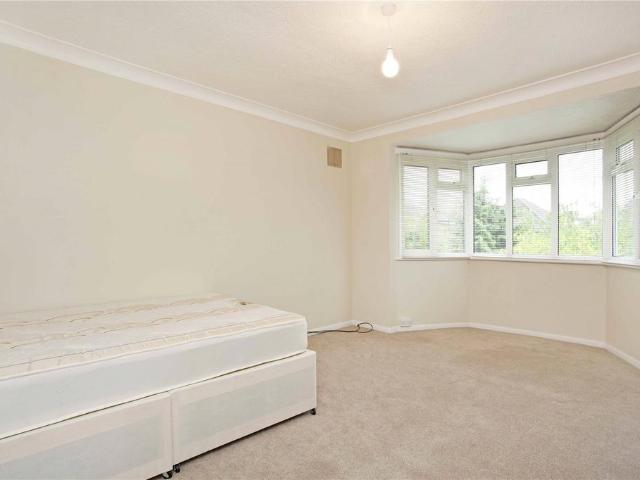 Vines Avenue, Finchley Central. 2 bed flat to rent £1,850 pcm £427 pw