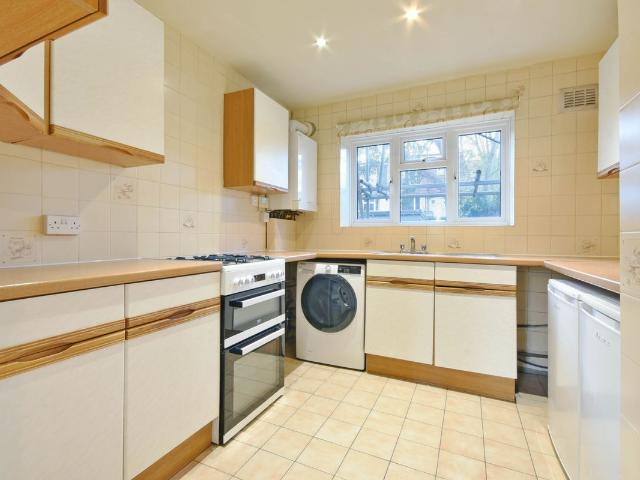 Vines Avenue, Finchley Central N3, 2 bed flat to rent, £1,750 pcm | PrimeLocation