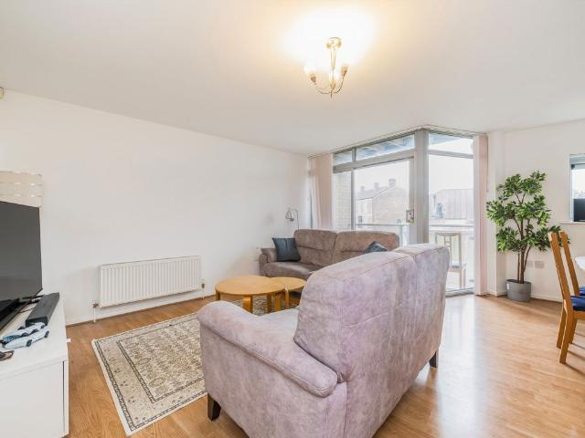 Violet Road, Canary Wharf E3, 2 bed flat to rent, £2,300 pcm | PrimeLocation