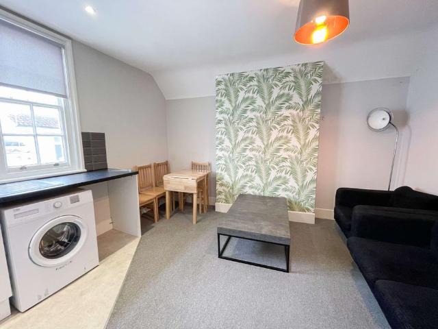 Vibrant Living in the Heart of Brighton Room 2