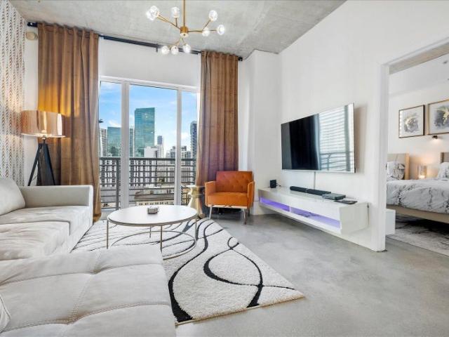 Vibrant Shared Loft | DT Miami | 15 to Brickell