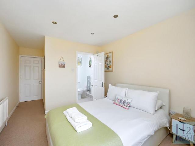 Victory Mews, Brighton Marina Village 2 bed apartment to rent £4,117 pcm £950 pw
