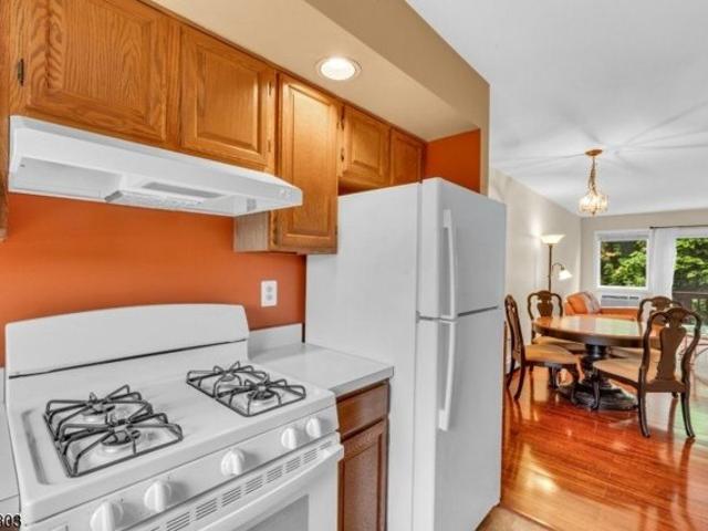 Victory Ct, Victory Gardens, Condo For Sale