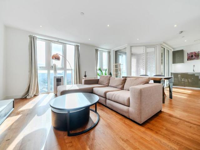 Victory Parade, London SE18 3 bed apartment to rent £2,950 pcm £681 pw