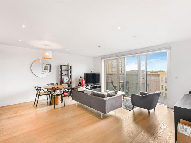 Victory Place, Elephant and Castle. 1 bed flat to rent £4,500 pcm £1,038 pw