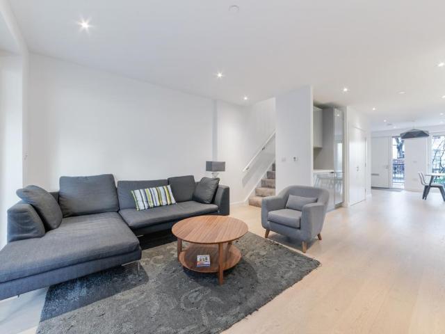 Victory Place, Trafalgar Place. 3 bed flat to rent £5,850 pcm £1,350 pw