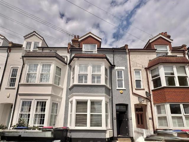 Victor Drive, Leigh on Sea 2 bed apartment to rent £1,550 pcm £358 pw
