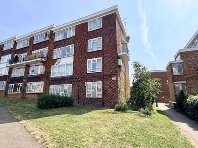 Victor Walk, Hornchurch, RM12 2 bed flat to rent £1,700 pcm £392 pw