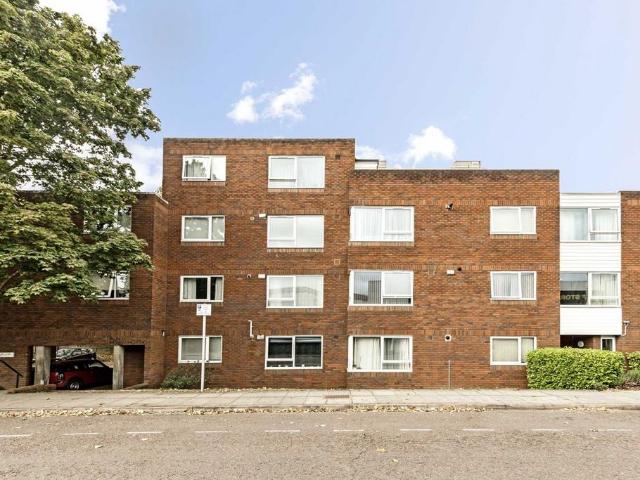 Victoria Villas, Richmond TW9 Studio to rent £1,395 pcm £322 pw