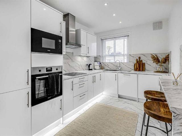 Victoria Way, London SE7 1 bed flat to rent £1,800 pcm £415 pw