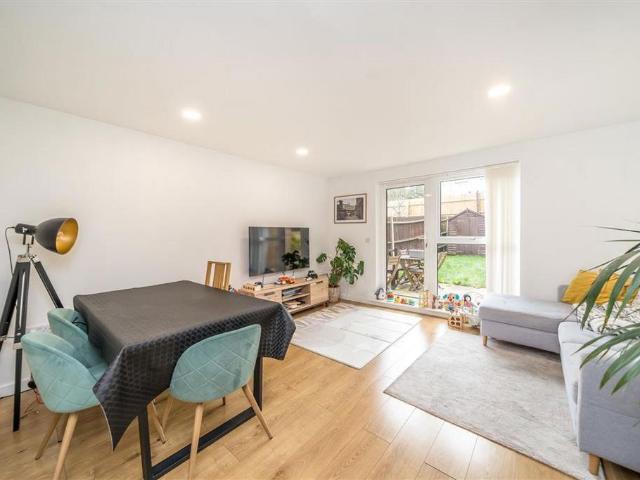 Victoria Way, London SE7 2 bed semi detached house to rent £2,300 pcm £531 pw