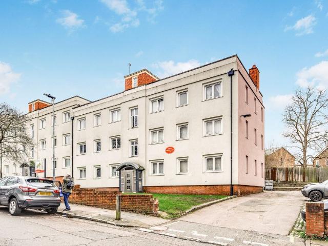 Victoria Way, London SE7, 3 bed flat to rent, £2,000 pcm | PrimeLocation