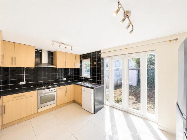Victoria Avenue, Hounslow TW3 3 bed terraced house to rent £2,350 pcm £542 pw