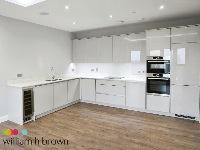 Victoria Avenue, SOUTHEND ON SEA 2 bed penthouse to rent £1,900 pcm £438 pw