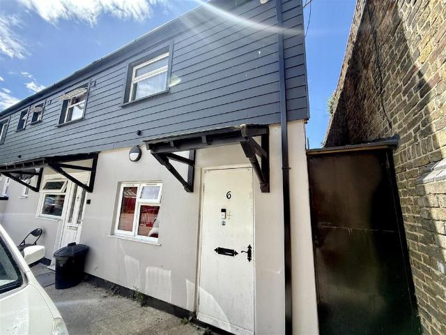 Victoria Avenue, Southend On Sea 3 bed apartment to rent £1,550 pcm £358 pw