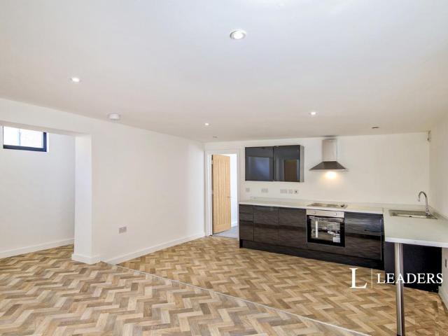 Victoria Avenue, Southend on Sea. 3 bed flat to rent £1,750 pcm £404 pw