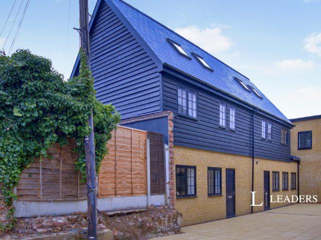 Victoria Avenue, Southend on Sea. 3 bed terraced house to rent £1,900 pcm £438 pw