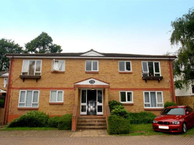 Victoria Court, Victoria Street. Studio to rent £800 pcm £185 pw