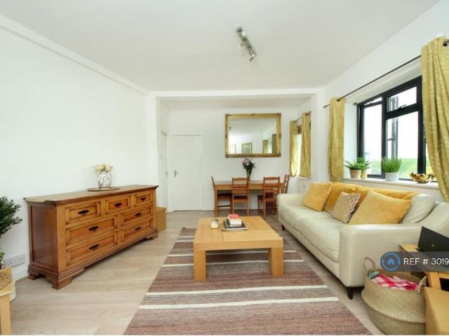 Victoria Court, London, W3 2 bed flat to rent £2,250 pcm £519 pw