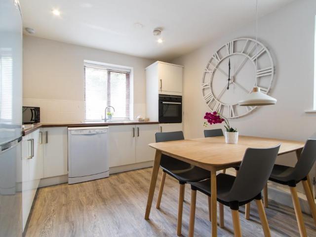 Victoria Court Mews, Leeds LS6 3 bed house to rent £2,275 pcm £525 pw