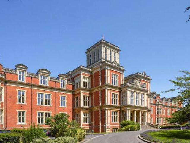 Victoria Court, Royal Earlswood Park, 2 Bedroom Flat