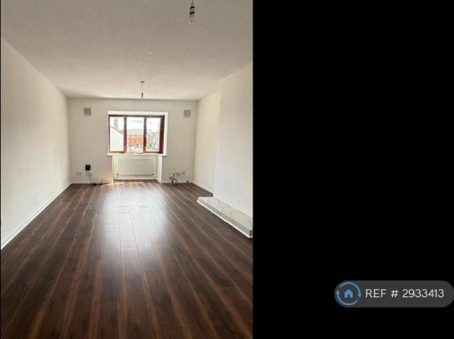 Victoria Crescent, Chelmsford, CM1 2 bed flat to rent £1,450 pcm £335 pw
