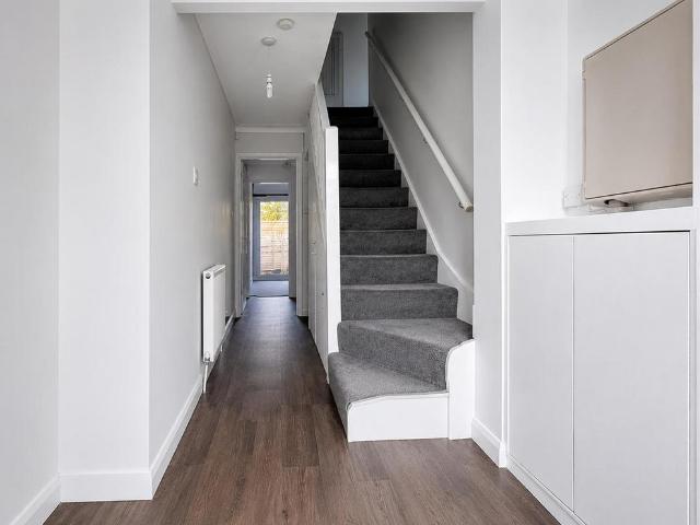 Victoria Gardens, Hounslow TW5 5 bed detached house to rent £3,300 pcm £762 pw
