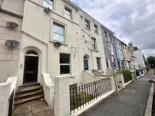 Victoria Grove, Folkestone, CT20 1 bed flat to rent £595 pcm.