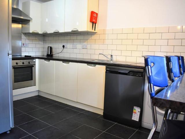 Victoria Groves, Gove Village 3 bed apartment to rent £2,015 pcm £465 pw