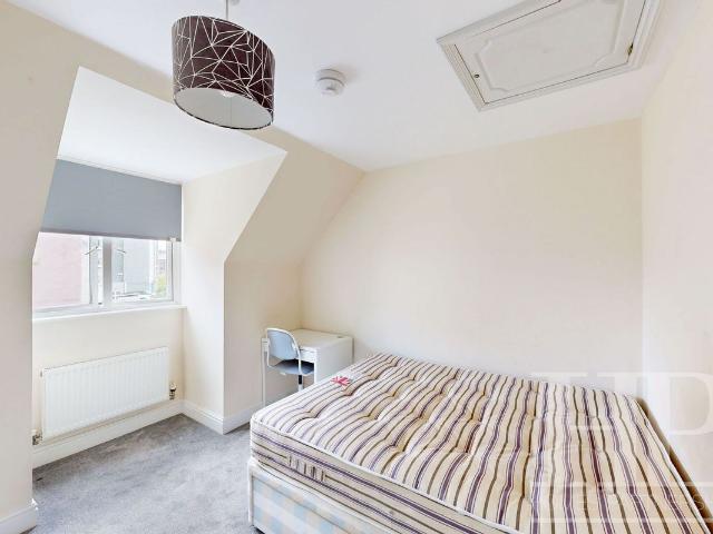 Victoria Mews, Crawley RH11, Room to rent, £650 pcm | PrimeLocation