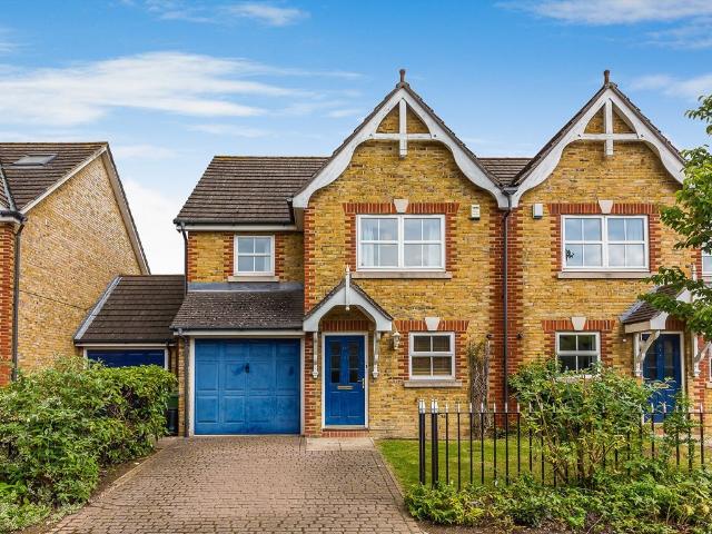 Victoria Mews, London SW18, 3 bed property to rent, £3,500 pcm | PrimeLocation